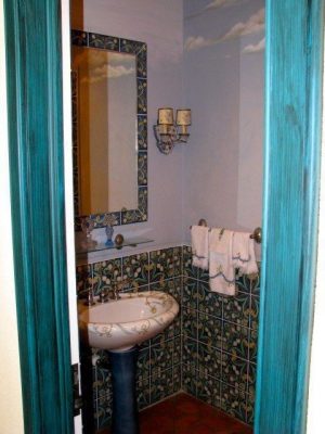 Top 10 Powder Rooms With Pedestal Sinks - Get Inspired!