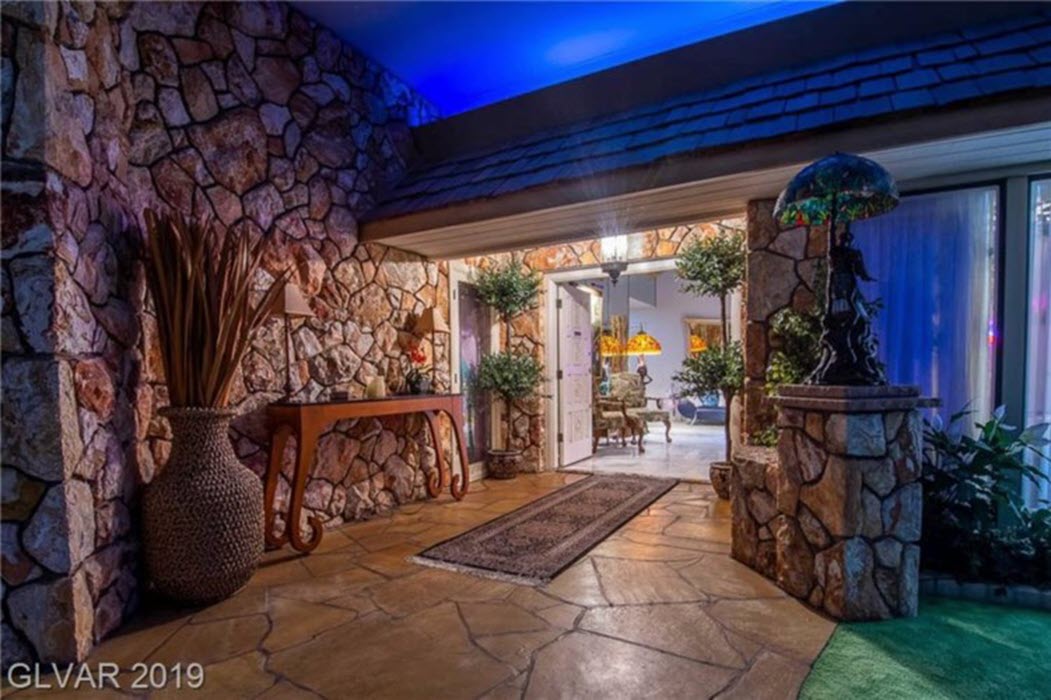 Luxury Underground Bunker - You Really Need To See This!