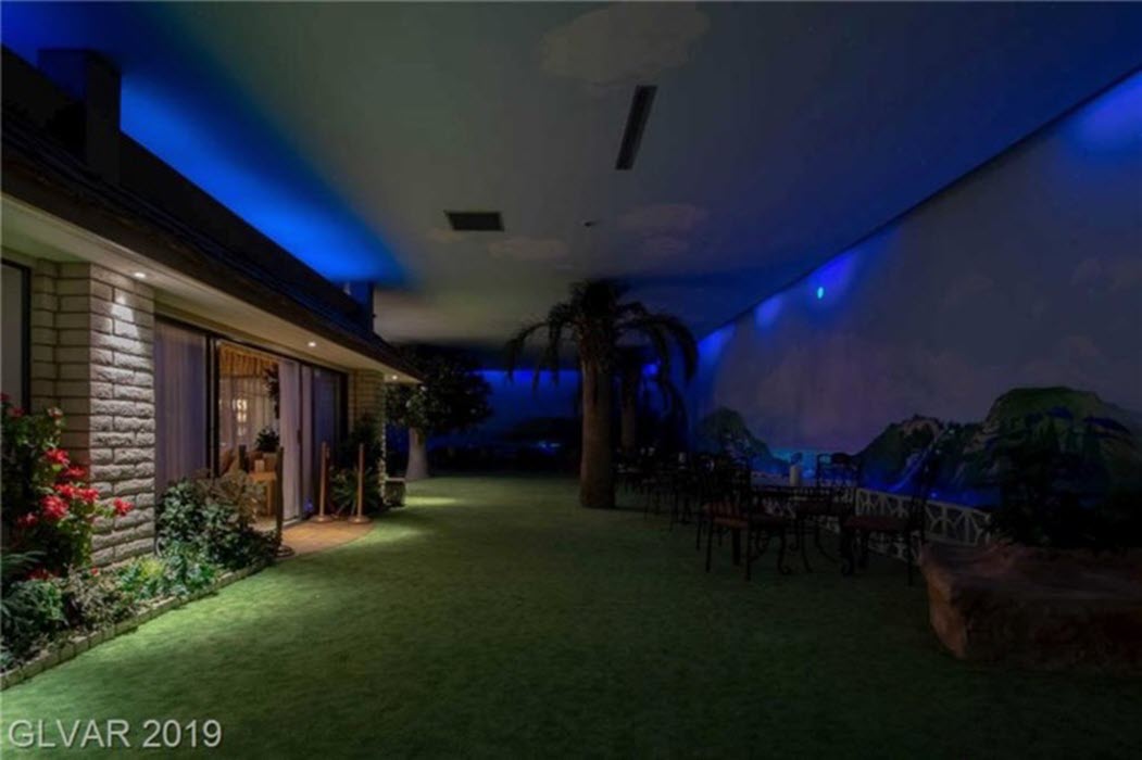 Luxury Underground Bunker - You Really Need To See This!