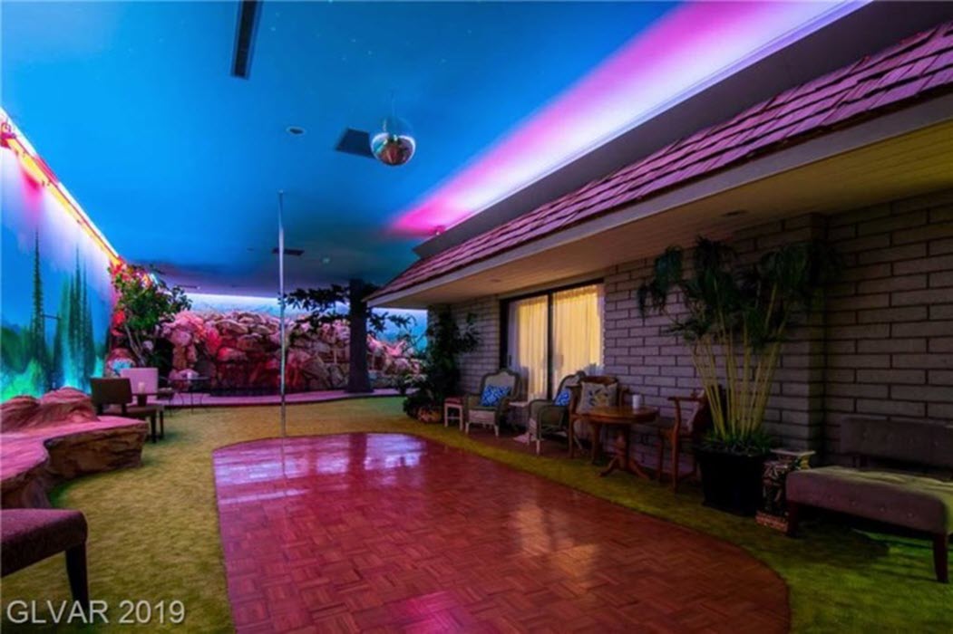 Luxury Underground Bunker - You Really Need To See This!