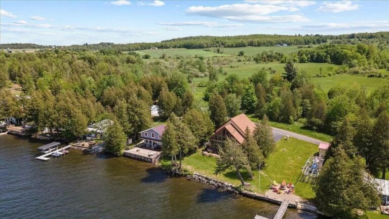 Step Inside This Luxe Colorful Lake House For Inspiration