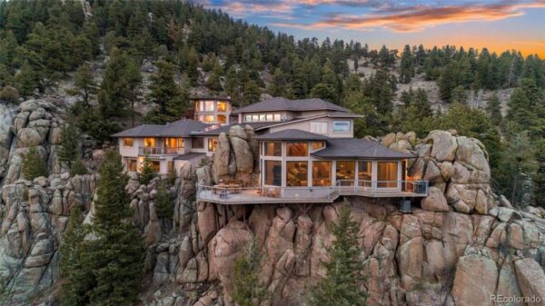 Stunning Clifftop House Gives New Meaning To Living On The Edge