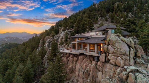 Stunning Clifftop House Gives New Meaning To Living On The Edge